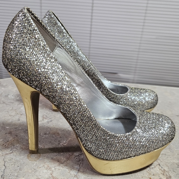 Jennifer Lopez | Shoes | Jennifer Lopez Gold And Glitter Platform Pumps ...